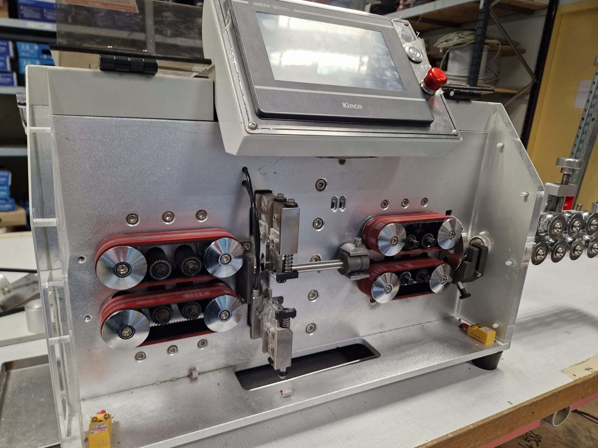VIDEO : Machine de coupe et dégainage automatique de câble